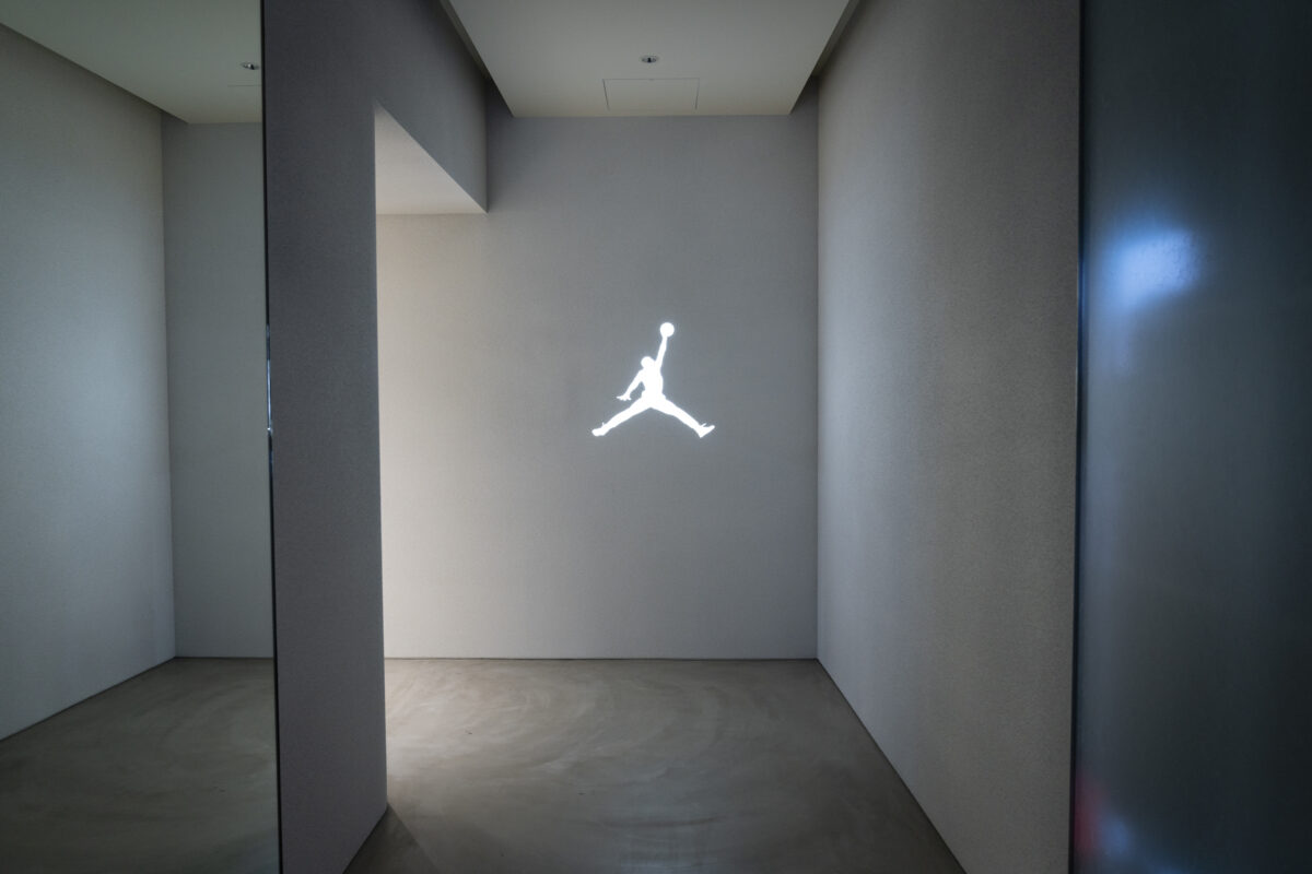 世界で2店舗目 JORDAN BRAND STORE 「JORDAN WORLD OF FLIGHT SHIBUYA」が誕生 ｜ FLY ...